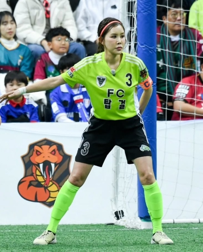 혼인신고 10년 만에 6살 연하 프로야구 코치 결혼식 올리는 여가수 데일리룩 스타와 패션