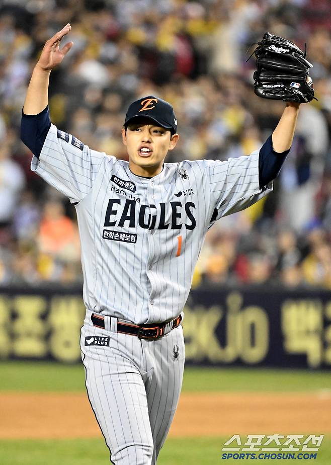 코 앞에서 느끼는 문동주 158Km 직구의 맛, 이걸 어떻게 쳐?[잠실 현장]