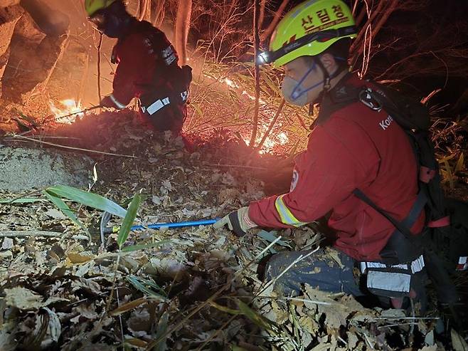 "경남 산청 '지리산 산불',낙엽층 두텁고 진입로없어 진화 난항"