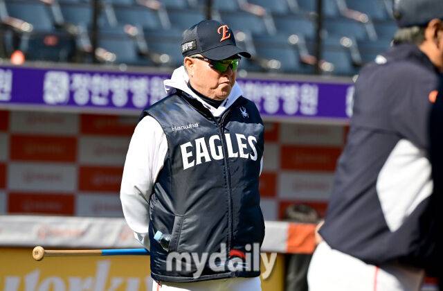 '전체 1순위' 한화 156km 국대 투수의 마무리 도전, 66세 노장은 응원한다…"편안하게, 옷 잘 입었으면" [MD대전]