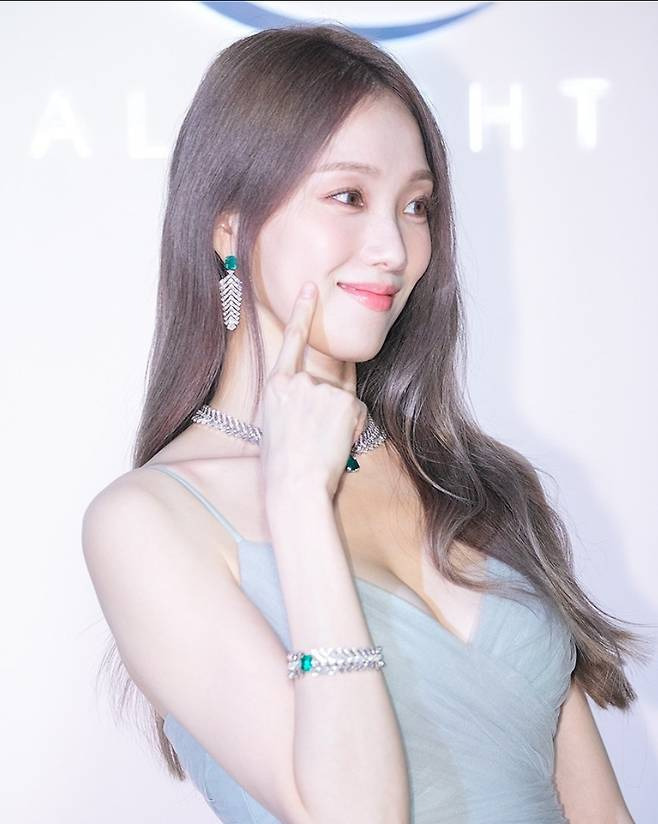 갈색 눈에 하얀 피부 175cm까지 신비美 폭발한 34세 여배우 시폰 드레스룩 스타와 패션