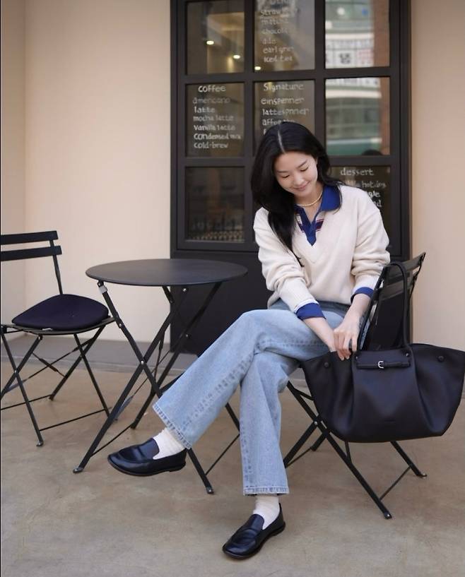 사랑이 꿀처럼 묻어난 사진 ️ 남편 눈엔 세상 제일 예쁜 아내 로맨틱한 외출룩 스타와 패션