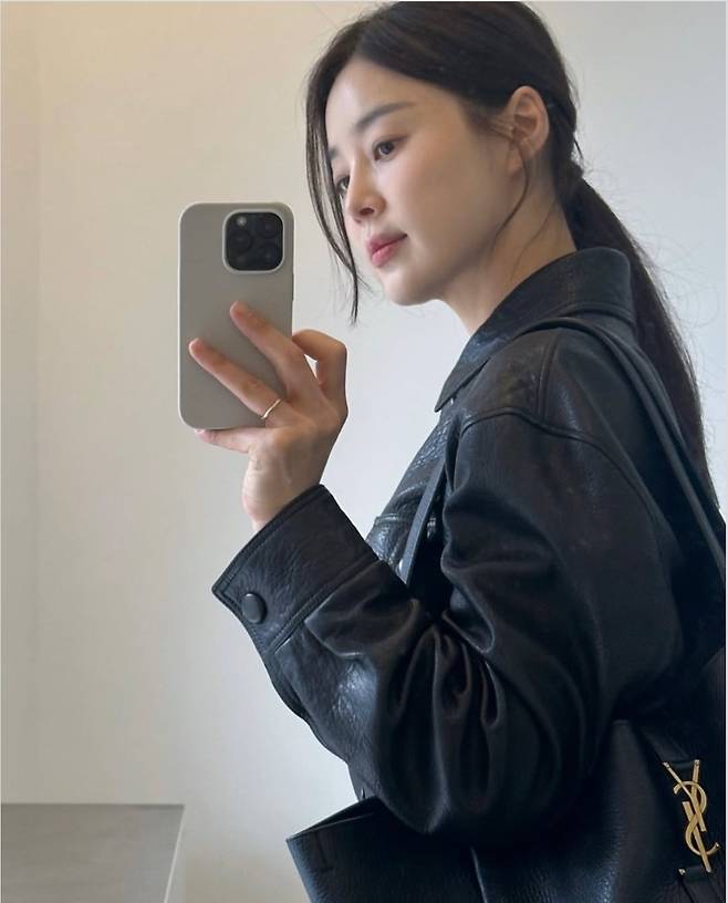 6세 연상 교회 오빠와 결혼 11년 만에 득녀 여배우 슬림핏 모던시크룩 뷰티는 내운명