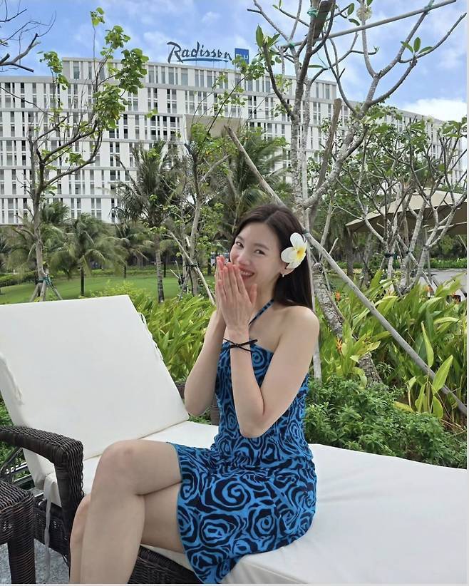 한동안 잊혔지만… 15년 만에 돌아온 170cm 46세 돌싱맘 여배우, 원피스룩 | 스타와 패션