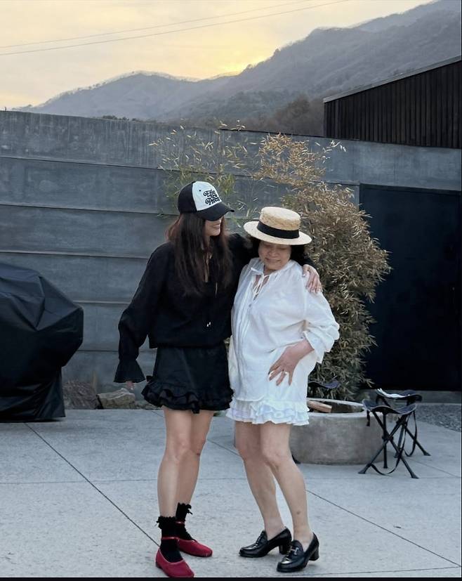 60대 80대 맞아 엄마도 쿨한 패셔니스타 여배우 피는 못 속이는 미니스커트 트윈룩 뷰티는 내운명