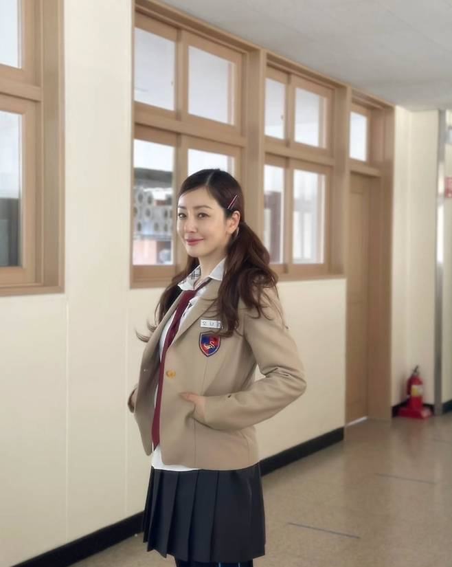 오나라 고교 졸업 30년 지났다고 그 시절 그대로 감탄 부른 초동안 프레피룩 뷰티는 내운명
