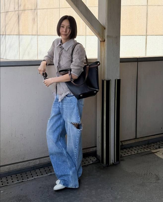 김나영 짝다리 어쩔 거야 시원하게 찢어진 청바지에 체크 셔츠 멋쟁이 봄 나들이룩 뷰티는 내운명