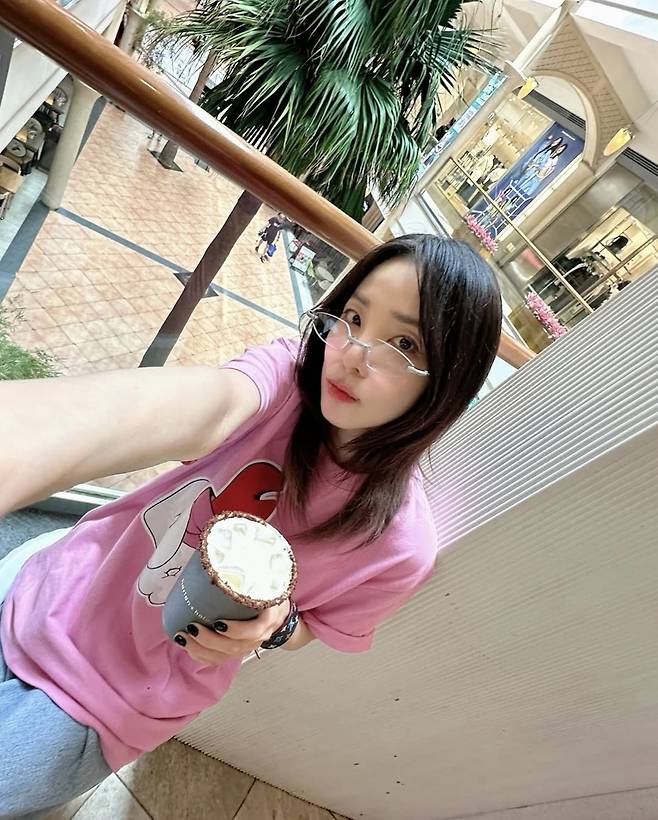 산다라박 40세 맞아 귀염뽀짝 한도 초과 오버핏 티셔츠에 와이드 청바지룩 뷰티는 내운명