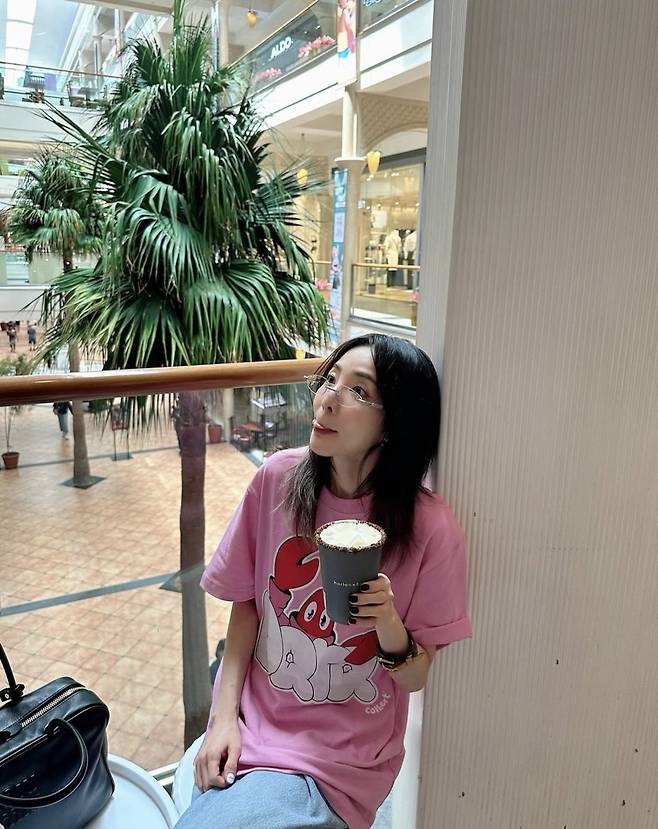 산다라박 40세 맞아 귀염뽀짝 한도 초과 오버핏 티셔츠에 와이드 청바지룩 뷰티는 내운명