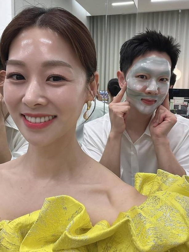 40대라니 충격” 미스춘향 출신 여배우 각선미 미쳤다는 오프숄더 드레스룩 대본은 내운명