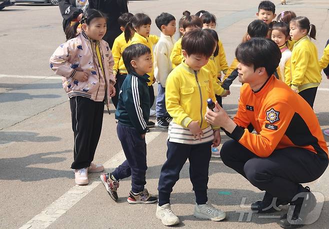 사랑해요 소방관님어린이집 원생 응원음료 받은 증평소방서