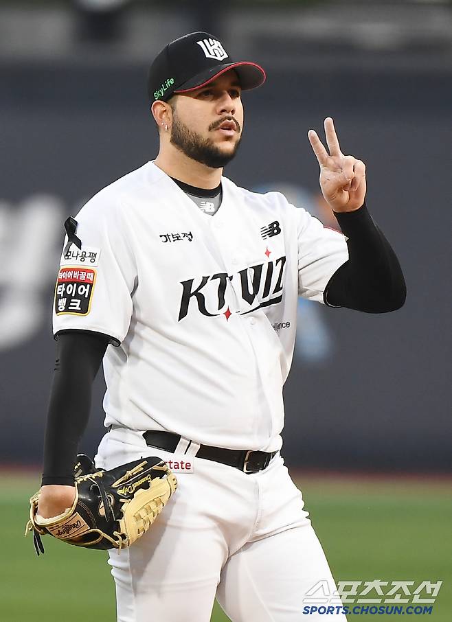 151km 킬러로 불리운 천적을, 95km '흑마구'로 이겨버렸다...외인도 필요없다. 현 KBO 최강 선발은 이 선수다
