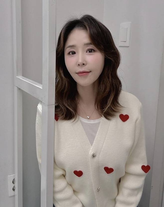 25인치 신지 턱끝은 더 날렵 165cm 46kg 요정이 따로 없는 하트 니트룩 뷰티는 내운명
