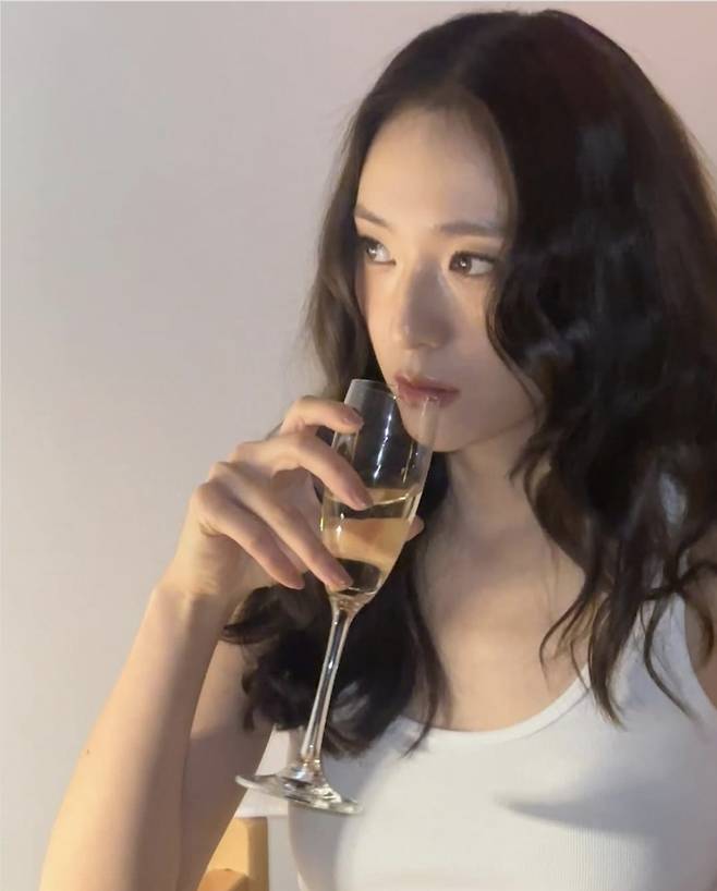 크리스탈 상하이 밤하늘 입은 냉미녀 반짝이는 민소매 스팽글 스커트룩 뷰티는 내운명