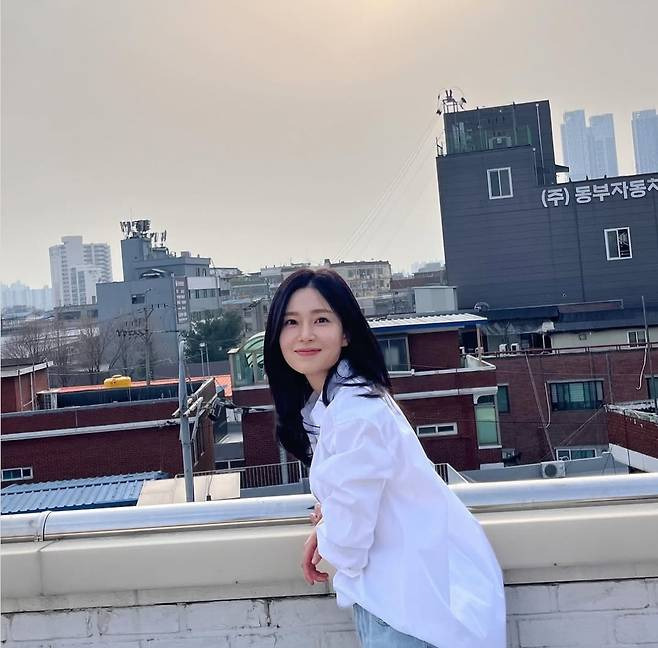 이렇게 예쁜데 왜 더 주목 못 받을까 조용히 빛나는 35세 여배우 루즈핏 셔츠룩 스타와 패션