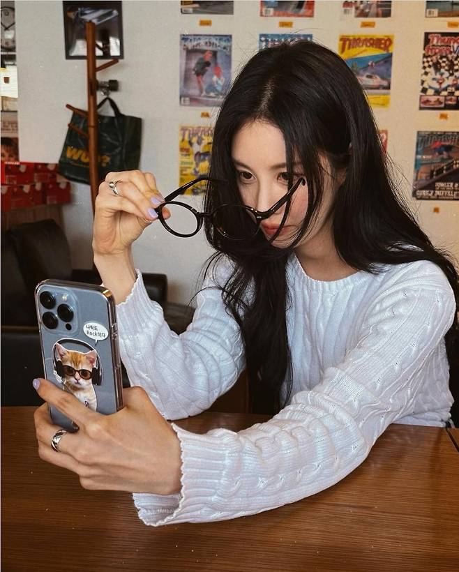 소녀시대 서현 안경 썼다 벗었다 청순 비주얼에 딱 어울린 꽈배기 니트 데님 롱스커트룩 뷰티는 내운명
