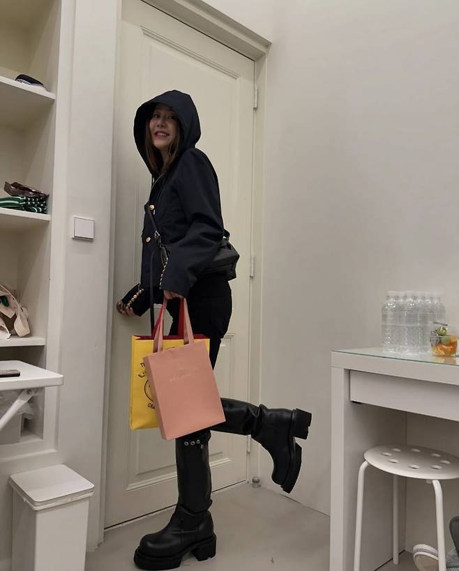수식어 필요 없는 동안 여배우 힙스터 포스 ‘풀장착한 올블랙 후드 재킷룩 대본은 내운명