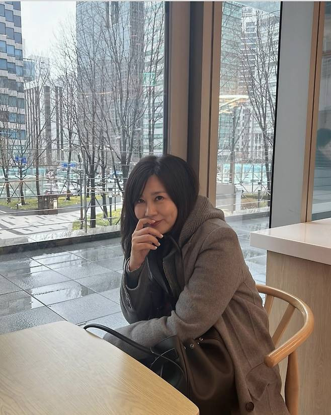 노안 소리 듣던 청춘스타 맞아 53세 여배우 반전 미모 터진 후드 코트룩 대본은 내운명