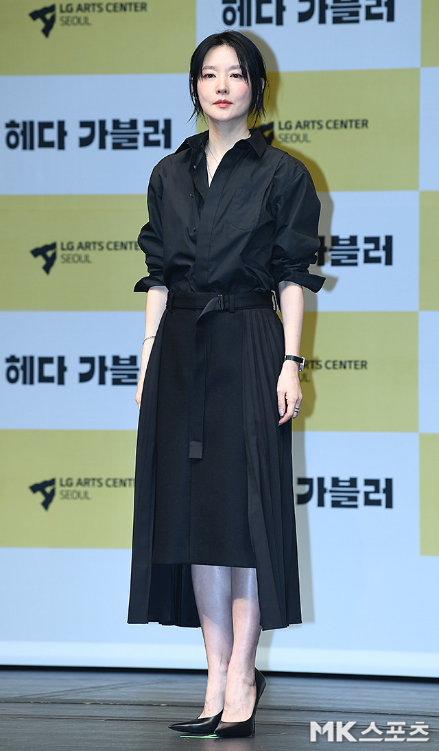 이영애 54세 절대 우아미 32년 만에 연극 복귀 플리츠 레이어드 셔츠룩 뷰티는 내운명