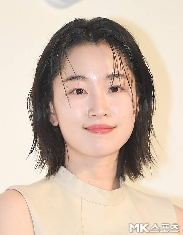 170cm 넘는 키에 49kg의 신예…데뷔 1년 만에 주연 꿰찬 여배우, 뉴트럴 드레스룩 | 스타와 패션