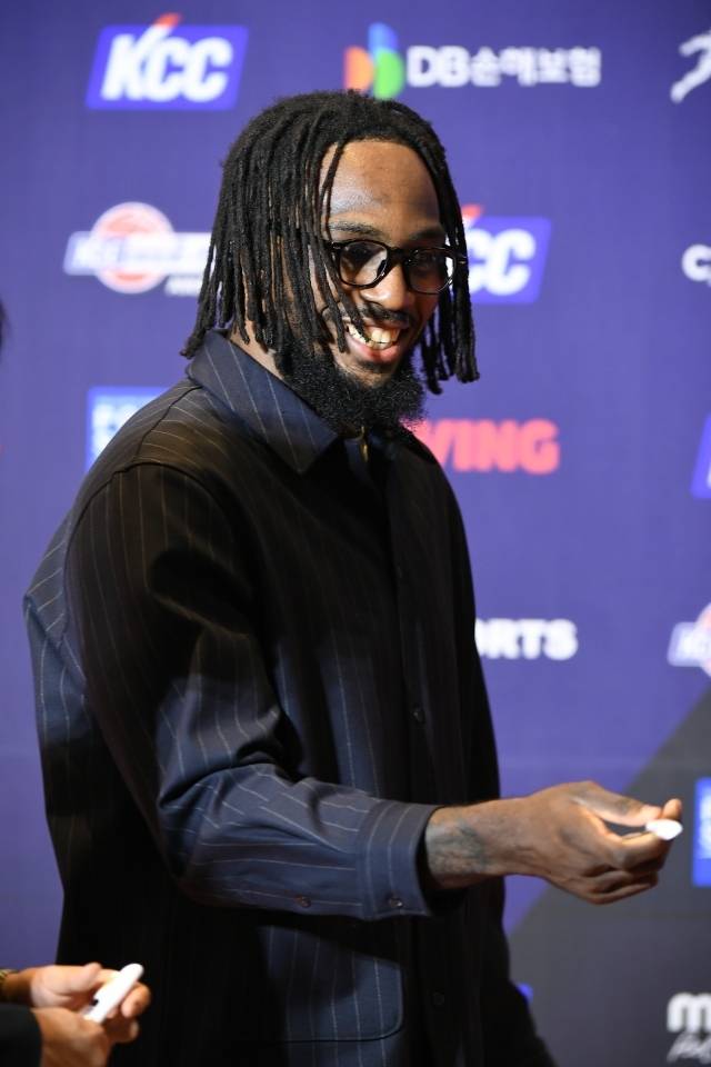 ‘만장일치’ 워니 미쳤다! 또또또또 외국선수 MVP 차지…맥도웰·라건아 제치고 ‘4회’ 최다 외국선수 MVP 역사 써 [KBL 시상식]