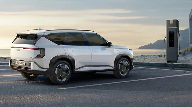 "모델 Y의 강력한 경쟁자" 주행거리 720km와 가성비를 무기로 한 국산 SUV, EV5 | 구름을달리다