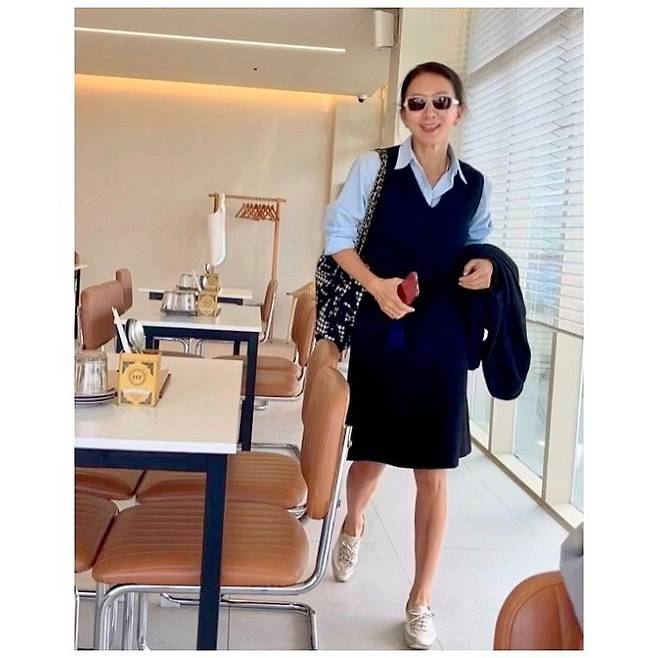 58세에도 44사이즈 유지하는 비결 공개한 여배우 일상룩 라이프업