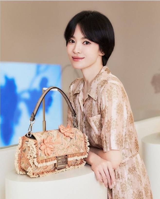 송혜교 펜디의 벚꽃 축제는 지금부터 활짝 핀 여신미모 세련된 플라워 셔츠 원피스룩 뷰티는 내운명