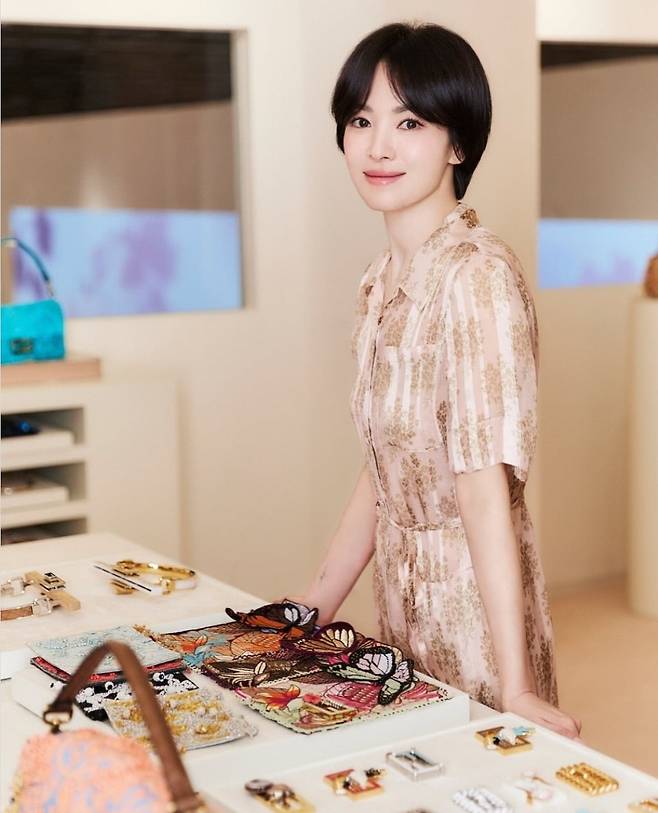 송혜교 펜디의 벚꽃 축제는 지금부터 활짝 핀 여신미모 세련된 플라워 셔츠 원피스룩 뷰티는 내운명