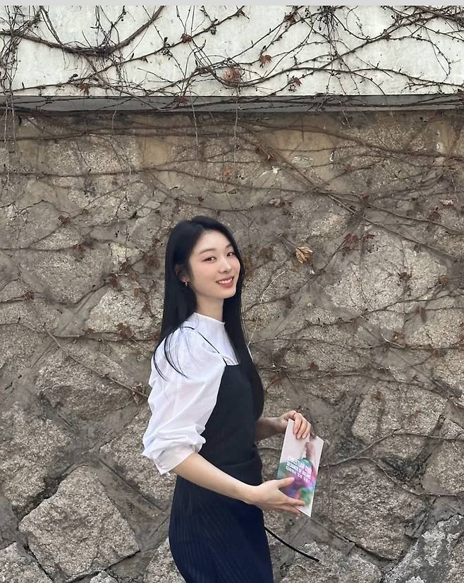 김연아 기다림도 품격있게 곰신 1달 남긴 디올 여신의 시크 원피스룩 뷰티는 내운명