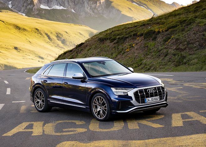 아우디 SQ8 TDI: 시대를 초월한 SUV 쿠페 | 두맨카