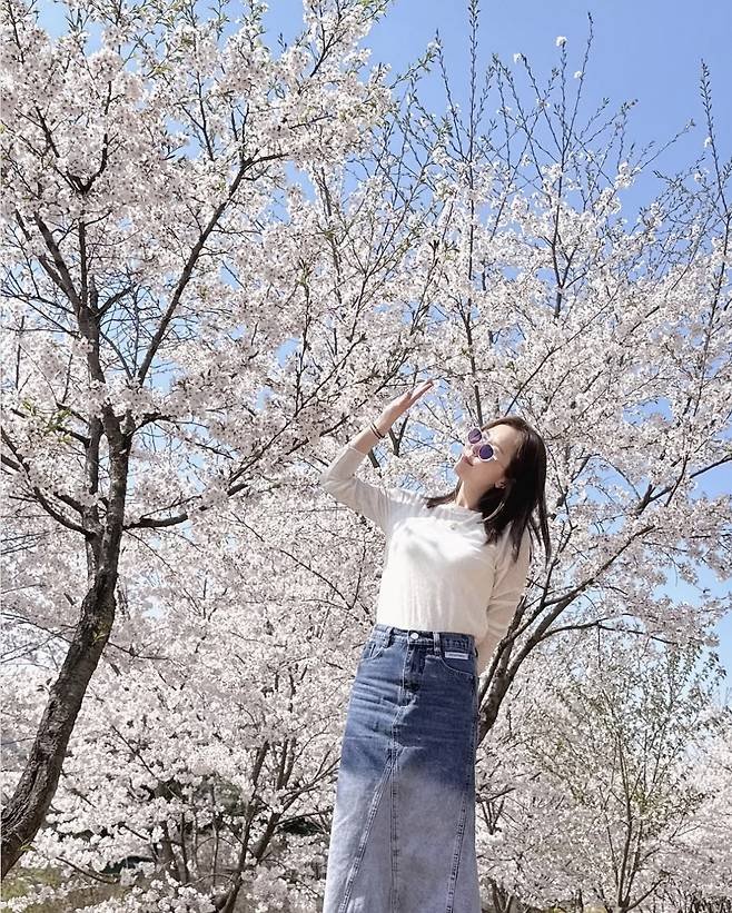 두 번의 성대결절 이겨낸 ‘165cm·46kg 40대 여가수 동안 미모 데님 롱스커트룩 뷰티는 내운명
