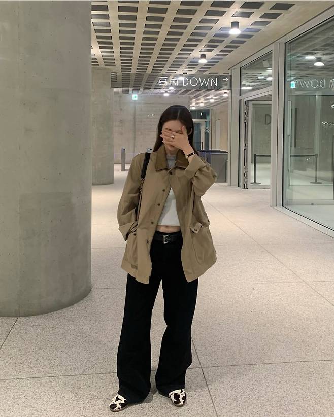 큰 키에 하얀 피부 너무 예쁜 여리여리 여배우 잘록 허리 크롭 오버핏 재킷룩 뷰티는 내운명