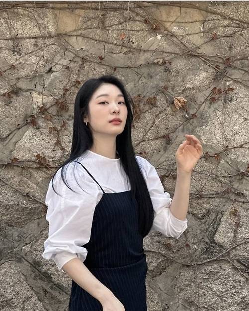 김연아 기다림도 품격있게 곰신 1달 남긴 ‘디올 여신의 시크 원피스룩