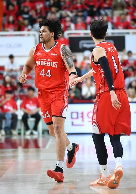 [KBL 6강 PO 리포트] 1Q 주도한 게이지 프림, 동료들과 환호했다
