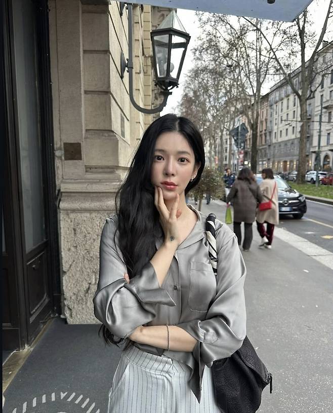 "48kg 넘으면 외출 불가" 11kg 폭풍감량 후 주관 뚜렷해진 여가수, 밀라노 스카프룩 | 뷰티는 내운명