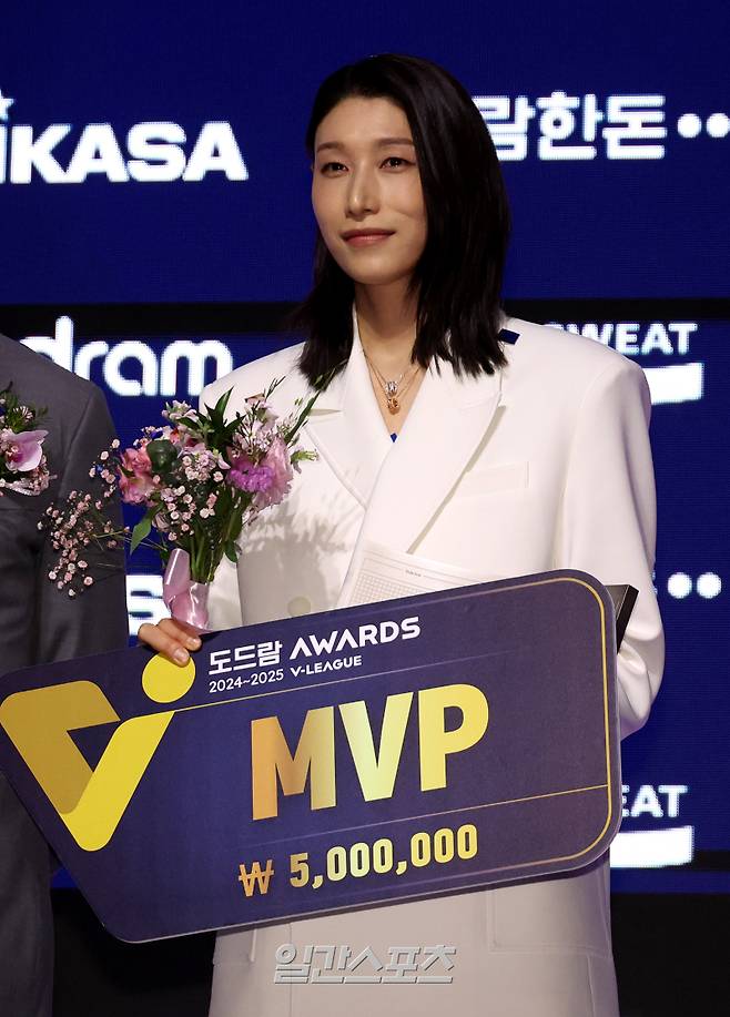 "감사하고 감사했습니다" 만장일치·만장일치 MVP 김연경, '은퇴' 배구여제 완벽한 피날레 [KOVO 시상식]