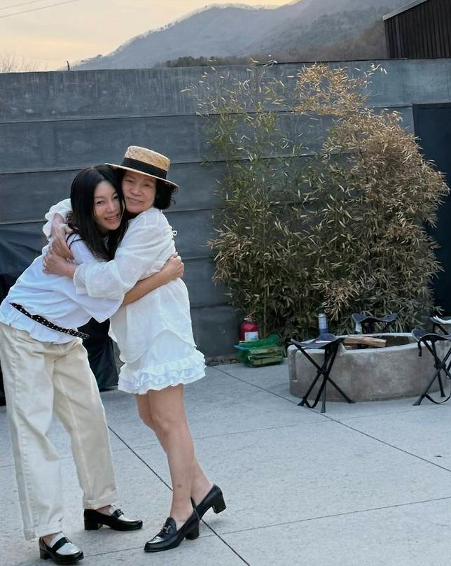 ‘언니 같은 우리 엄마 86세에 미니스커트 딸보다 더 화제된 60대 여배우 맘 스타와 패션
