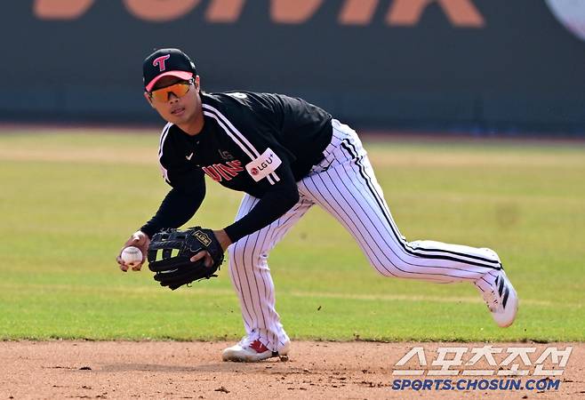 '경기 당일 갑자기 2군행이라니...' 임시 마무리였던 FA 베테랑에 무슨일이... 150km 되찾은 13년차 유망주 콜업. LG 올해 두번째 완전체 타선, '엘동원 ...