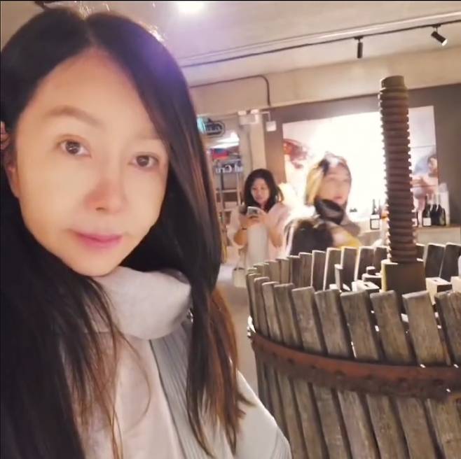 60대 제니 박준금 20대 저리가라 나이 잊은 파워동안 머플러 두른 세련미 톤온톤룩 뷰티는 내운명