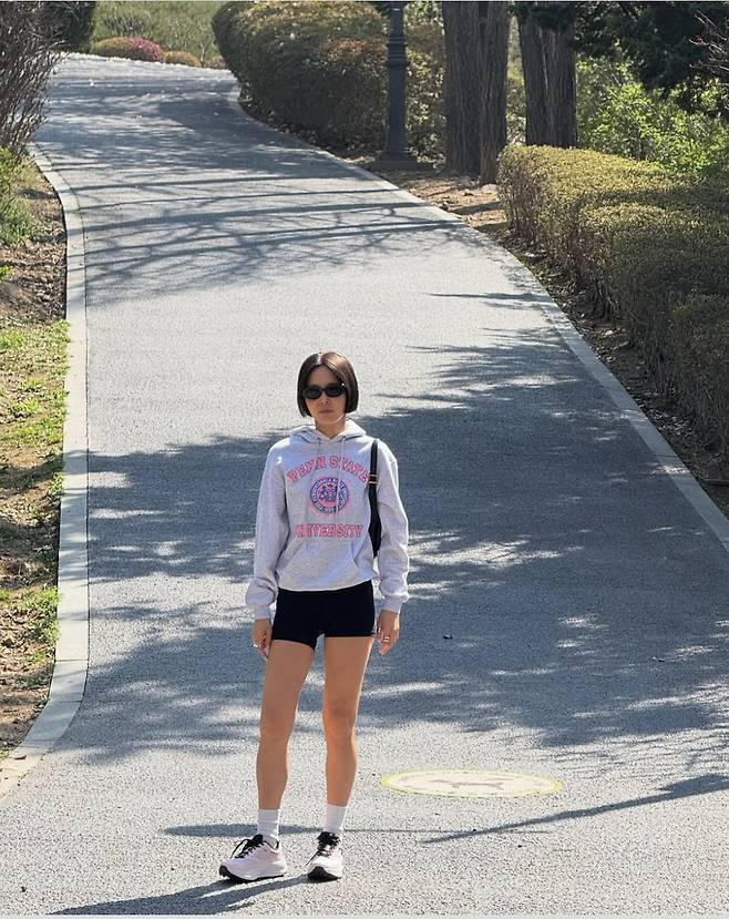 김나영 봄 햇살 아래 걷고 또 걷고 군살제로 스웻셔츠 바이커쇼츠 산책룩 뷰티는 내운명