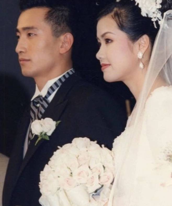 서울대 출신 부모님 아래 바른생활 기품 있는 스타일로 빛난 55세 여배우 데일리룩 스타와 패션