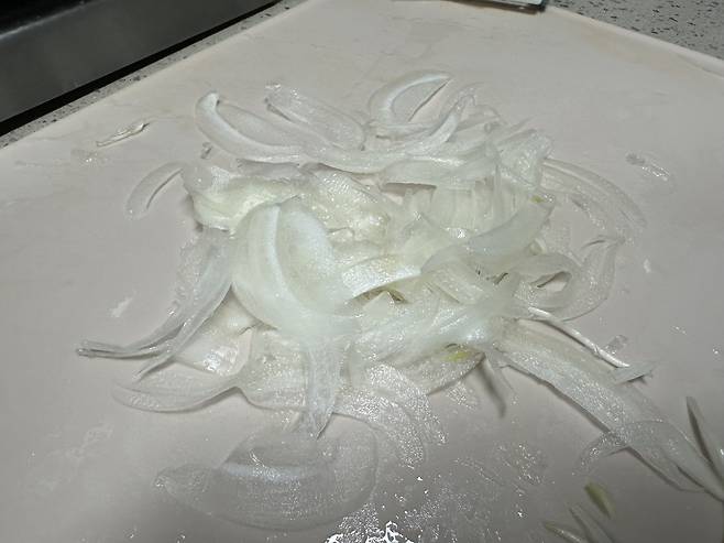 고기 먹을 때 양파를 칼로 썰지 마세요 이렇게 해보세요~ 생활의지혜