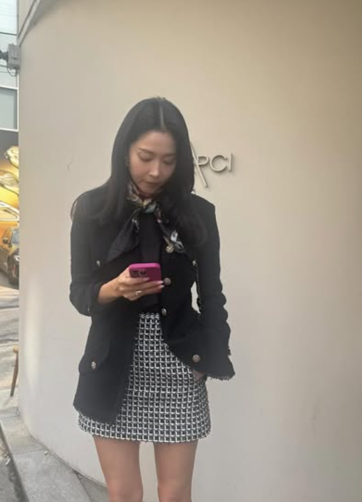 레이싱 모델 출신이라 한여름에 껴입고 다녔다는 여배우 일상룩 패션룸