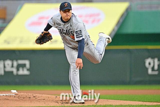 'KBO 110승 달성' 류현진도 깜짝 놀랐다, 홈런왕 미친 점프 캐치에…"시환아 맛있는 거 사줄게" [MD인천]