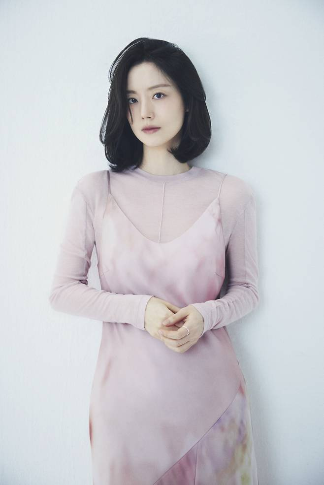 내 매력 크지도 않고 서구적이지 않아요” 오히려 그게 매력인 38세 여배우 원피스룩 대본은 내운명