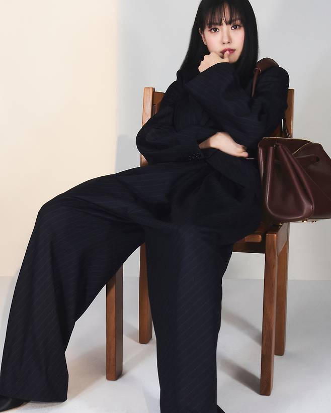 죄송하지만 기분 좋아요” 이효리·민효린 닮았다는 말에 웃은 30세 여배우 올블랙 슈트룩 대본은 내운명