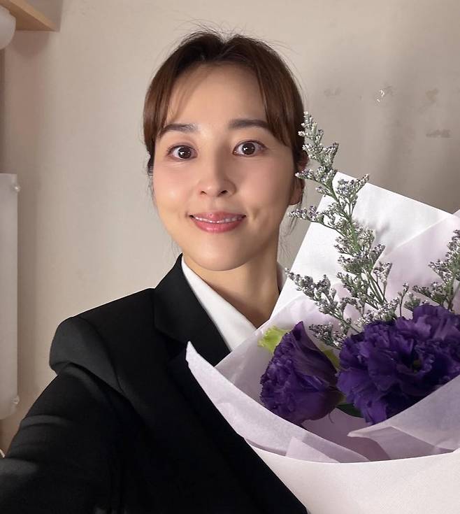 8살 연하 ️ 남편보다 더 어려 보인다고 세월 비껴간 43세 여배우 데일리룩 스타와 패션
