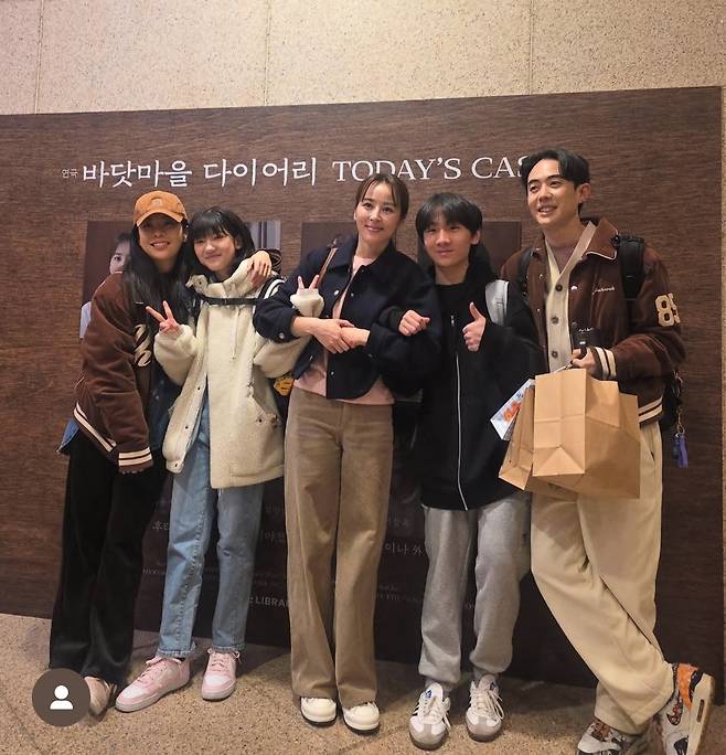 8살 연하 ️ 남편보다 더 어려 보인다고 세월 비껴간 43세 여배우 데일리룩 스타와 패션