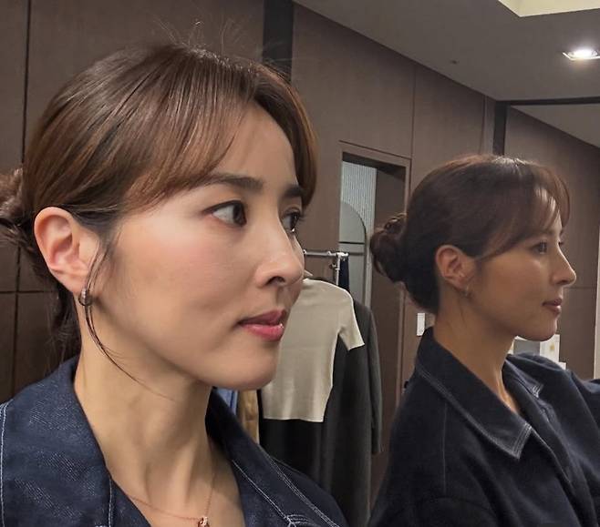 8살 연하 ️ 남편보다 더 어려 보인다고 세월 비껴간 43세 여배우 데일리룩 스타와 패션